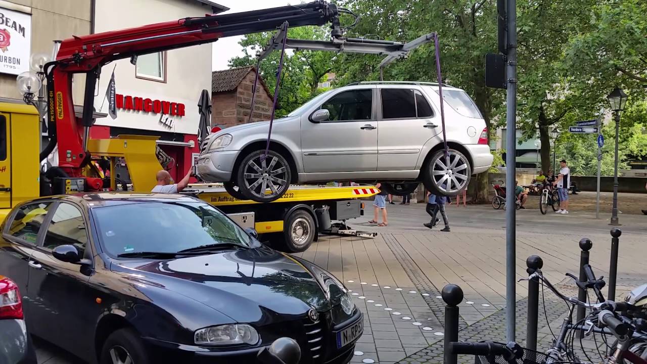 Cool German tow truck in tight spot. - YouTube