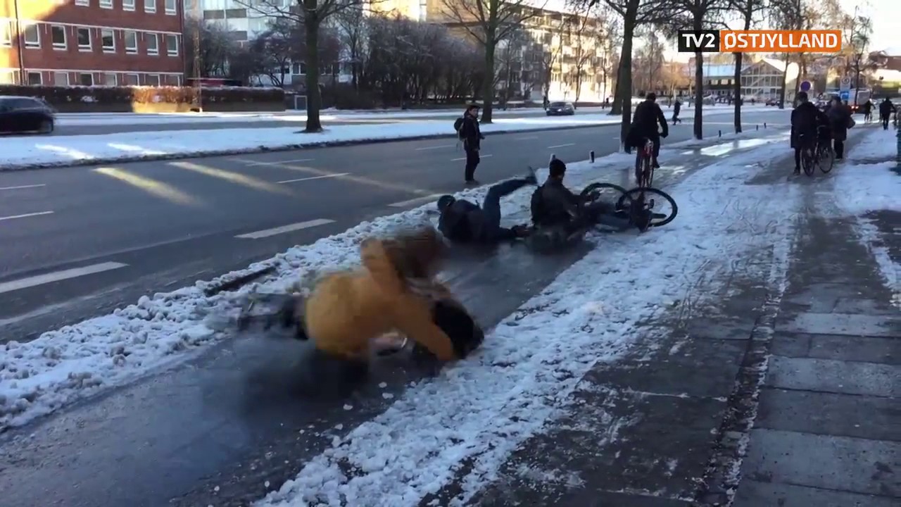 Upadek rowerzystów na oblodzonej nawierzchni | Dania - YouTube