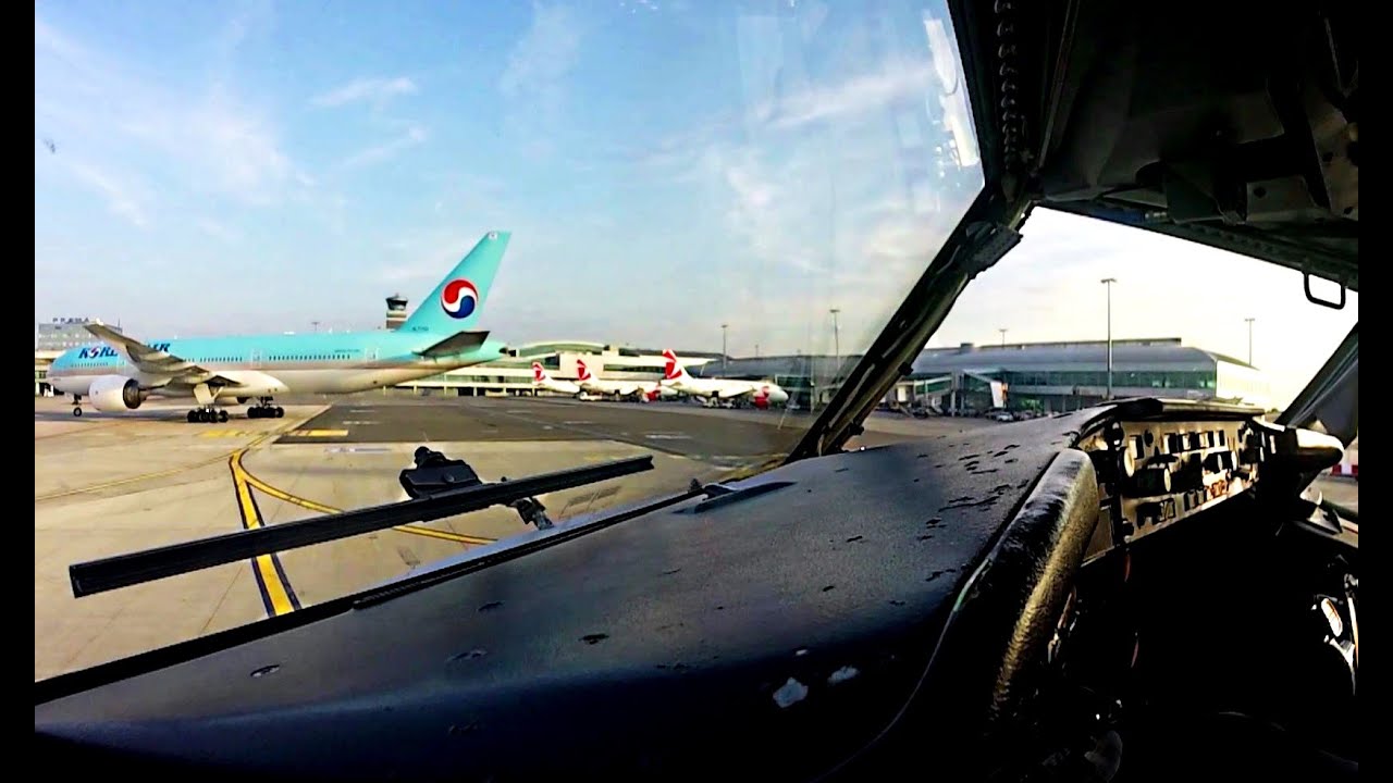 737-500 Cockpit View Landing in Prague - GoPro - YouTube