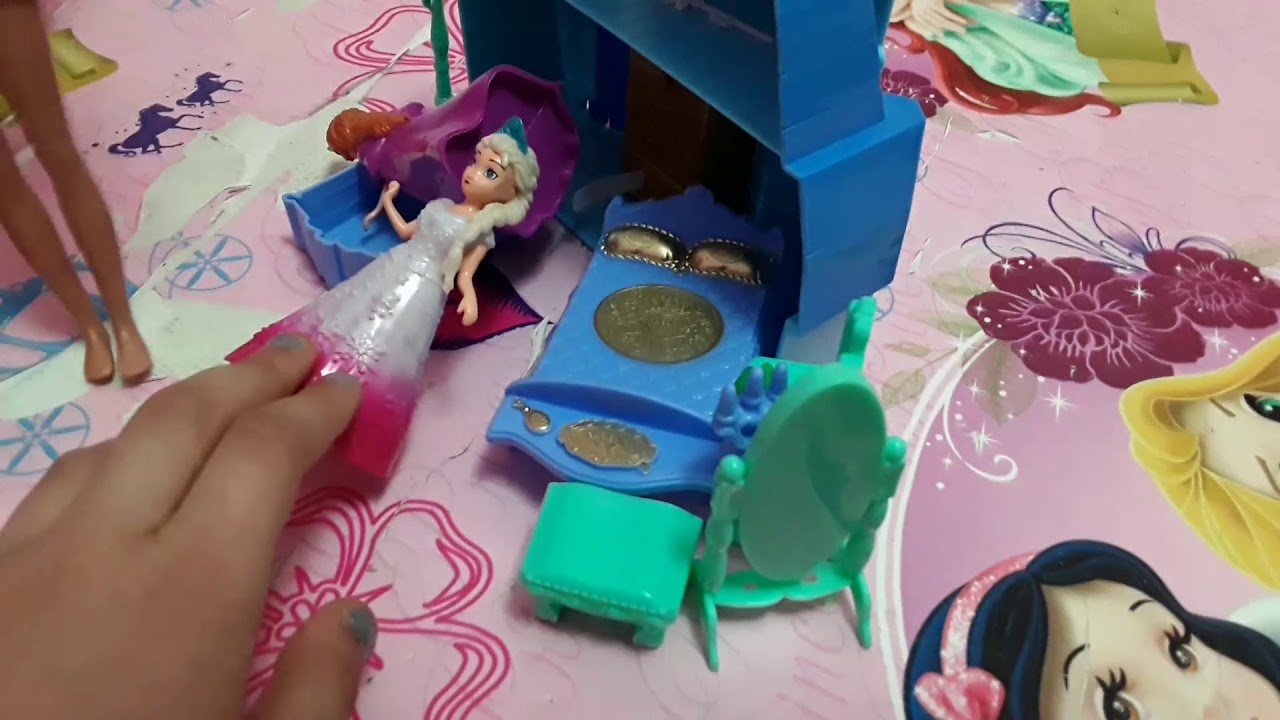 Anna and Elsa house with Alexa and her daughter was crazy going!!!!!😂 ...