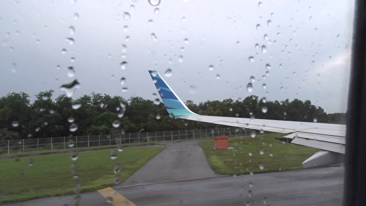Garuda Indonesia flight 675 Denpasar to Makassar (Sulawesi island) take ...