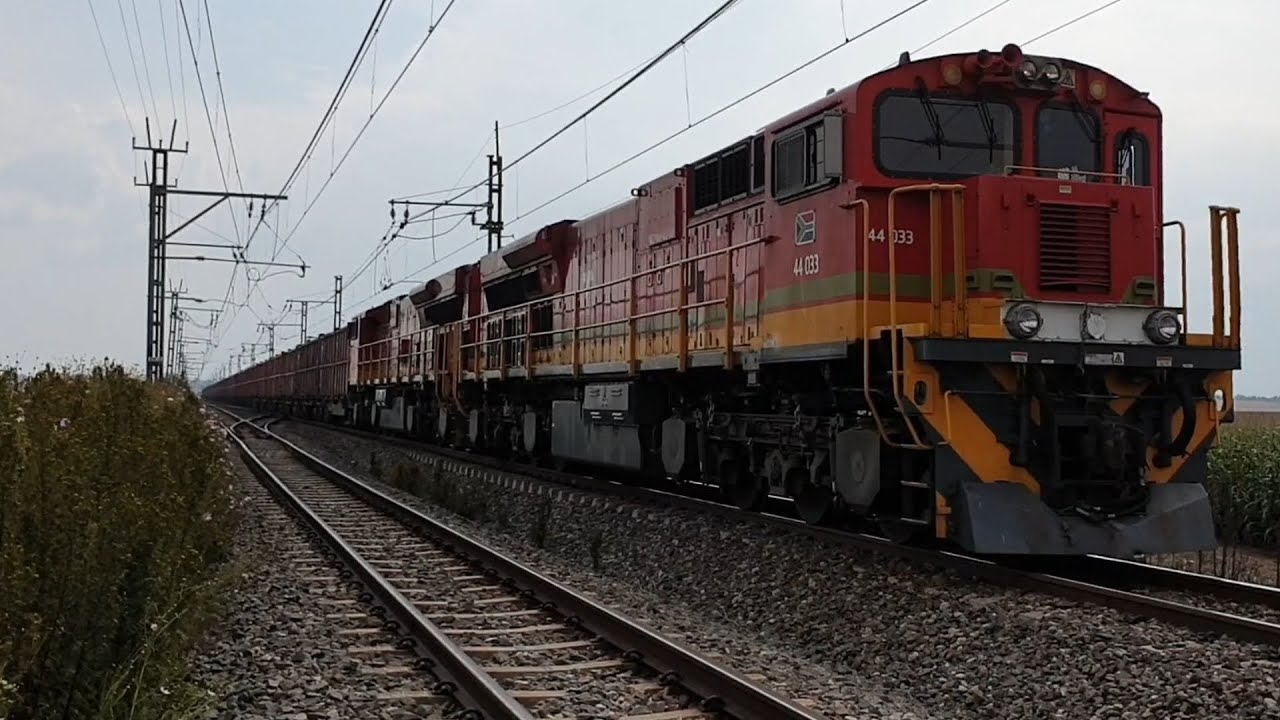 Transnet's Class 44GE's in action through the years. - YouTube