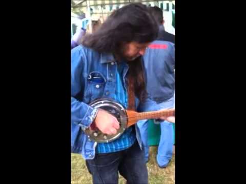 Seamie O'Dowd checking out my hubcap banjo - YouTube