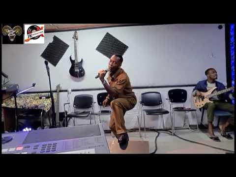 CHANTRE JOEL KOFFFI " j'ai un Dieu puissant la haut" LIVE - YouTube