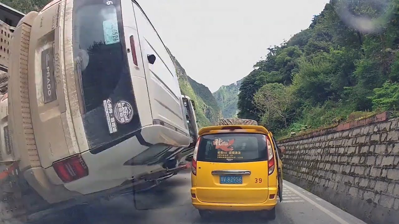 Top 20 Shocking Road Accidents Caught on Camera - YouTube