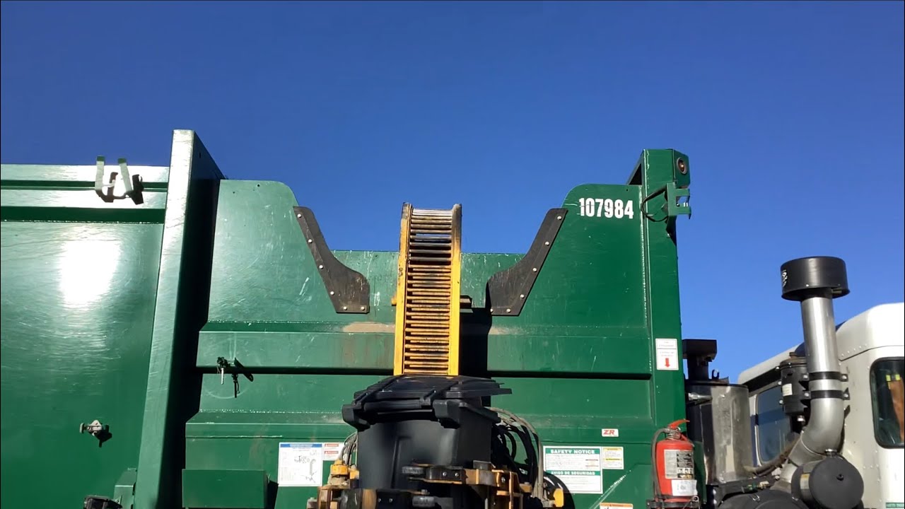 Side loader in action! 🚛🚛🚛 - YouTube