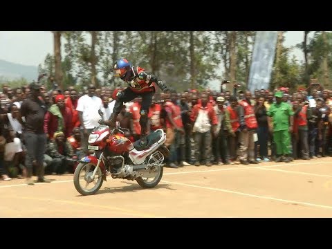 Wa mumotari ukora udukoryo kuri moto yemeje na bamukerarugendo basuye u Rwanda