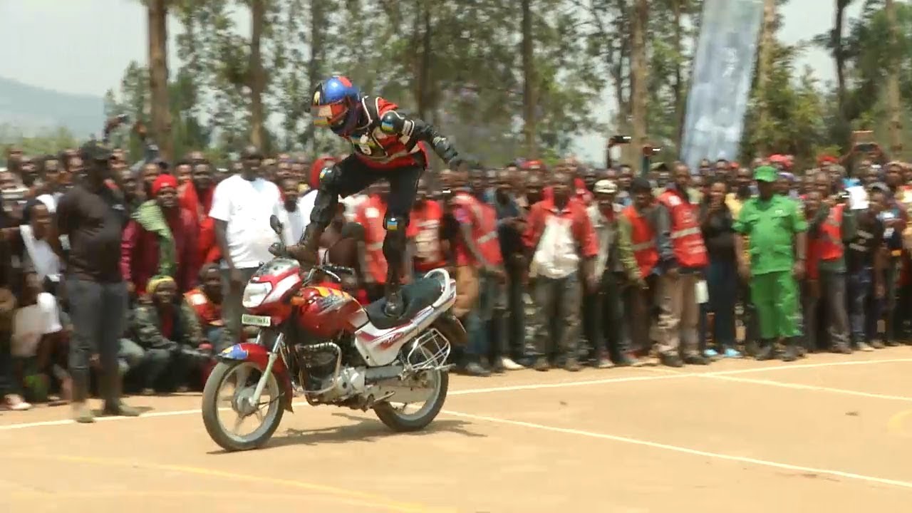 Wa mumotari ukora udukoryo kuri moto yemeje na bamukerarugendo basuye u ...