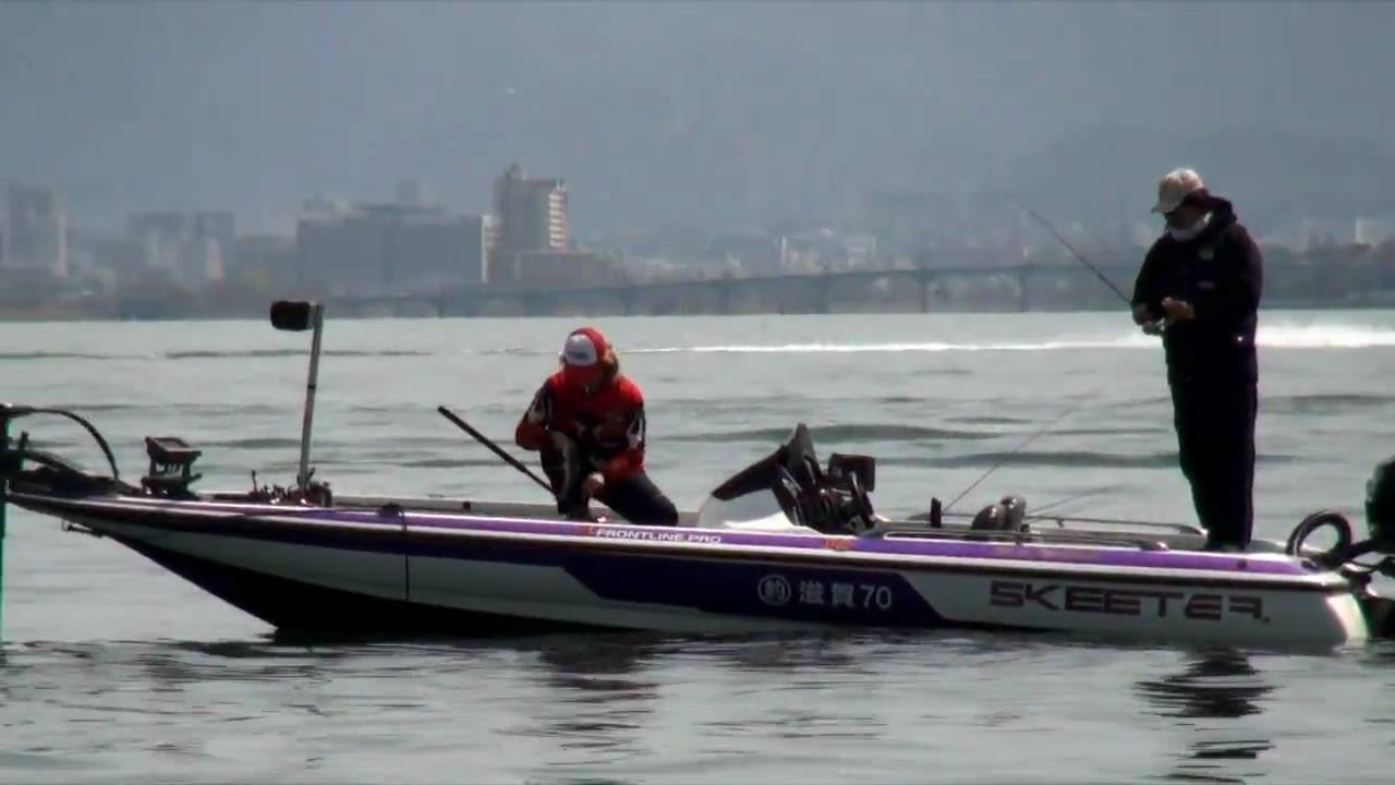 10/03/14激闘!!自衛隊沖 Bass fishing in Lake Biwa Japan - YouTube