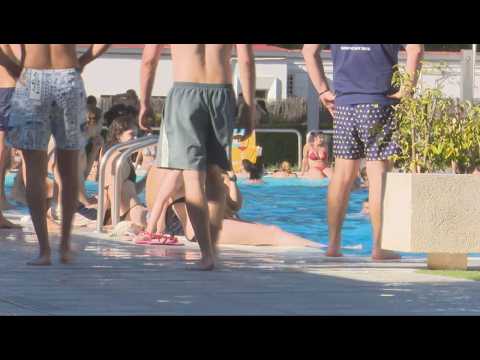 Controles en las piscinas de Burgos para evitar el baño en calzoncillos - laSexta Noticias