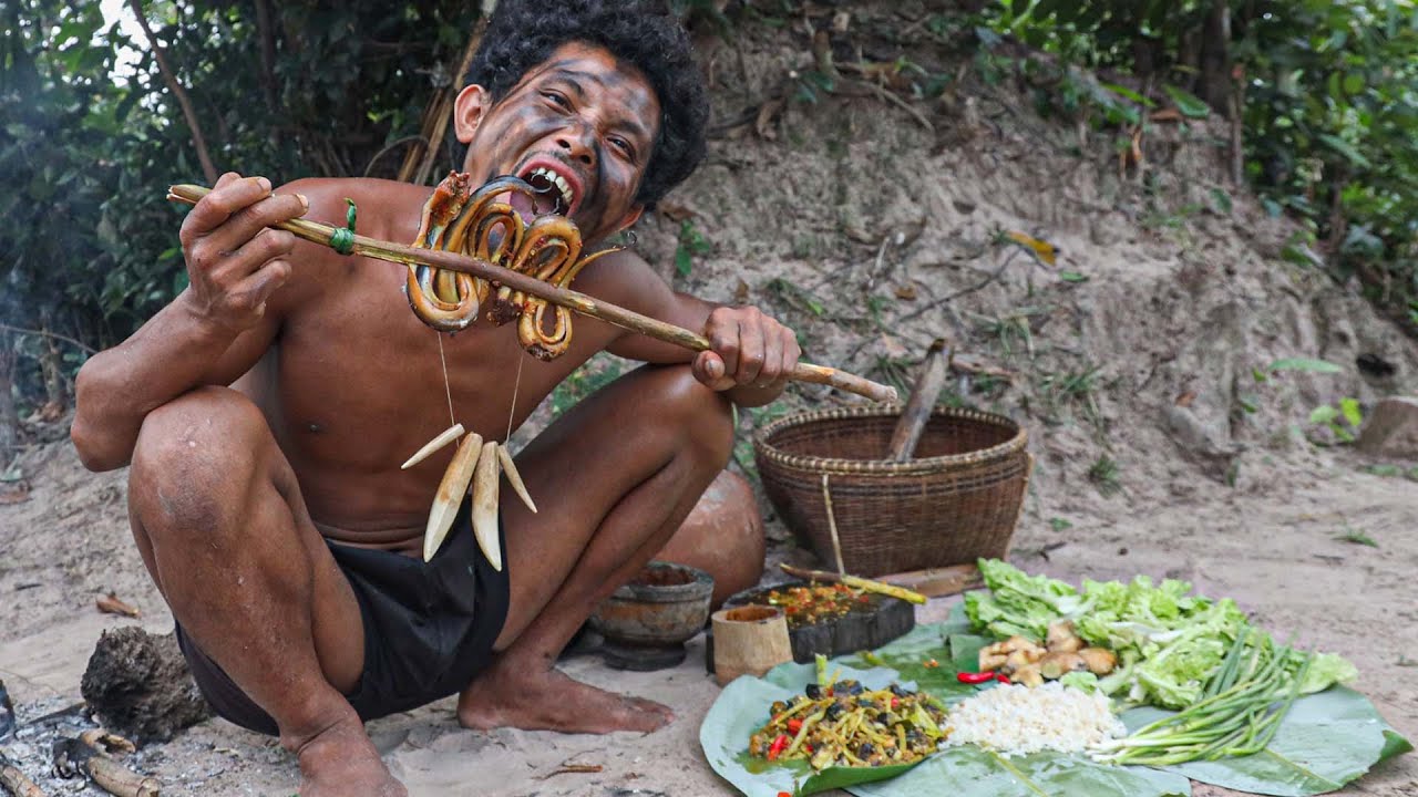 SNAKE Like Fish! Ancient Recipe Cooking fish in deep of jungle - YouTube