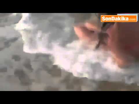 Sert Dalgalar Genç Kızın Bikinisinin İpini Çözdü