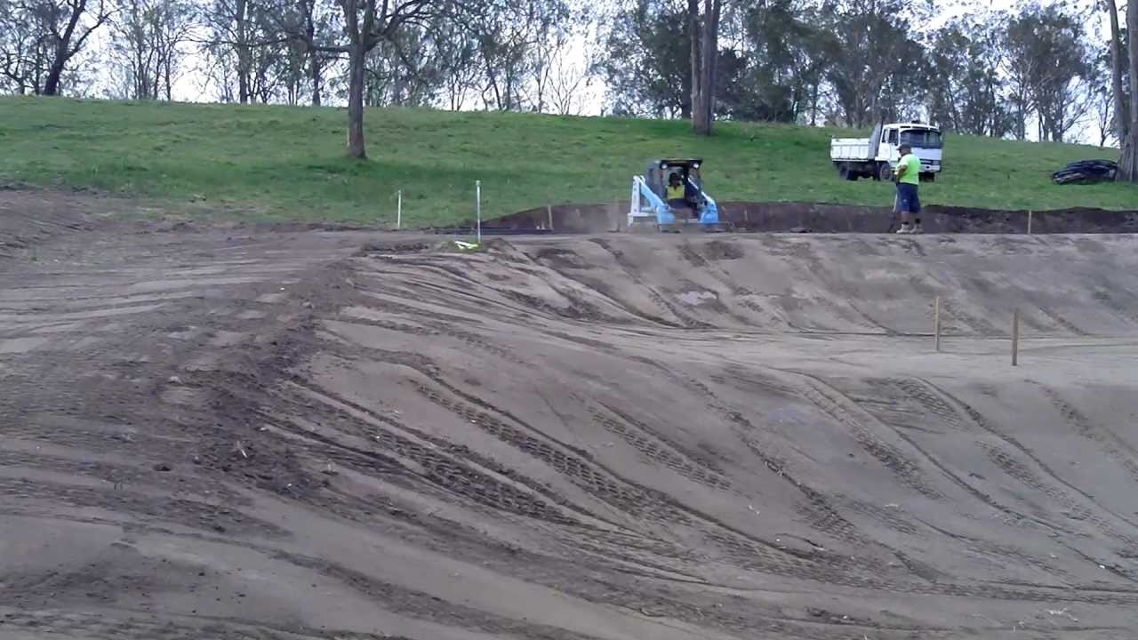 Microalgae pond construction at Pinjarra Hills Farm, UQ - YouTube