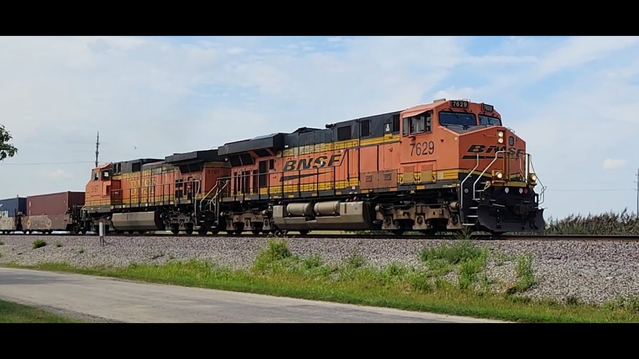 😎 Long BNSF Stack Train with Horn Salute!!! 🎯👍 (High-Def!) - YouTube