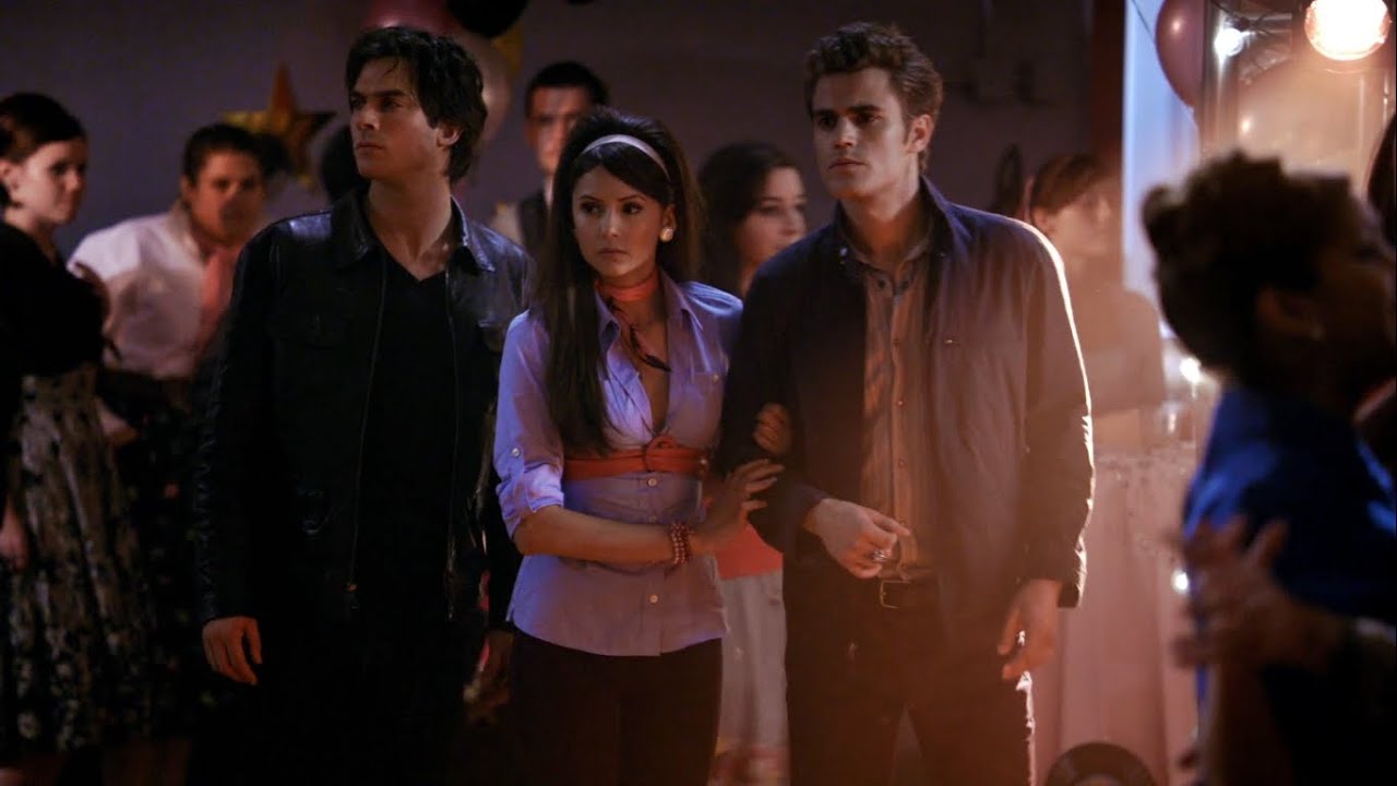 TVD 1x12 | Damon, Elena and Stefan arrive together at the school dance ...