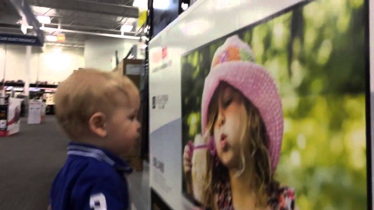 Kid lands the cutest first kiss ever - YouTube