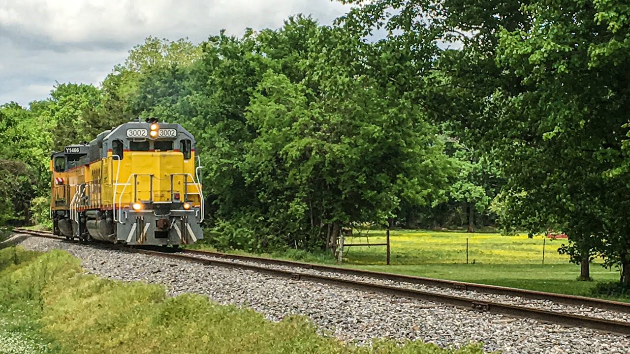Sequatchie Valley Railroad 3002 and 1466 passing by Richard City - YouTube