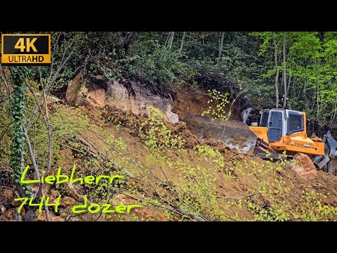 Heyelan Yolu Kapattı! Liebherr 744 Dozer Dev Kaya ile Mücadelede! (1/13)