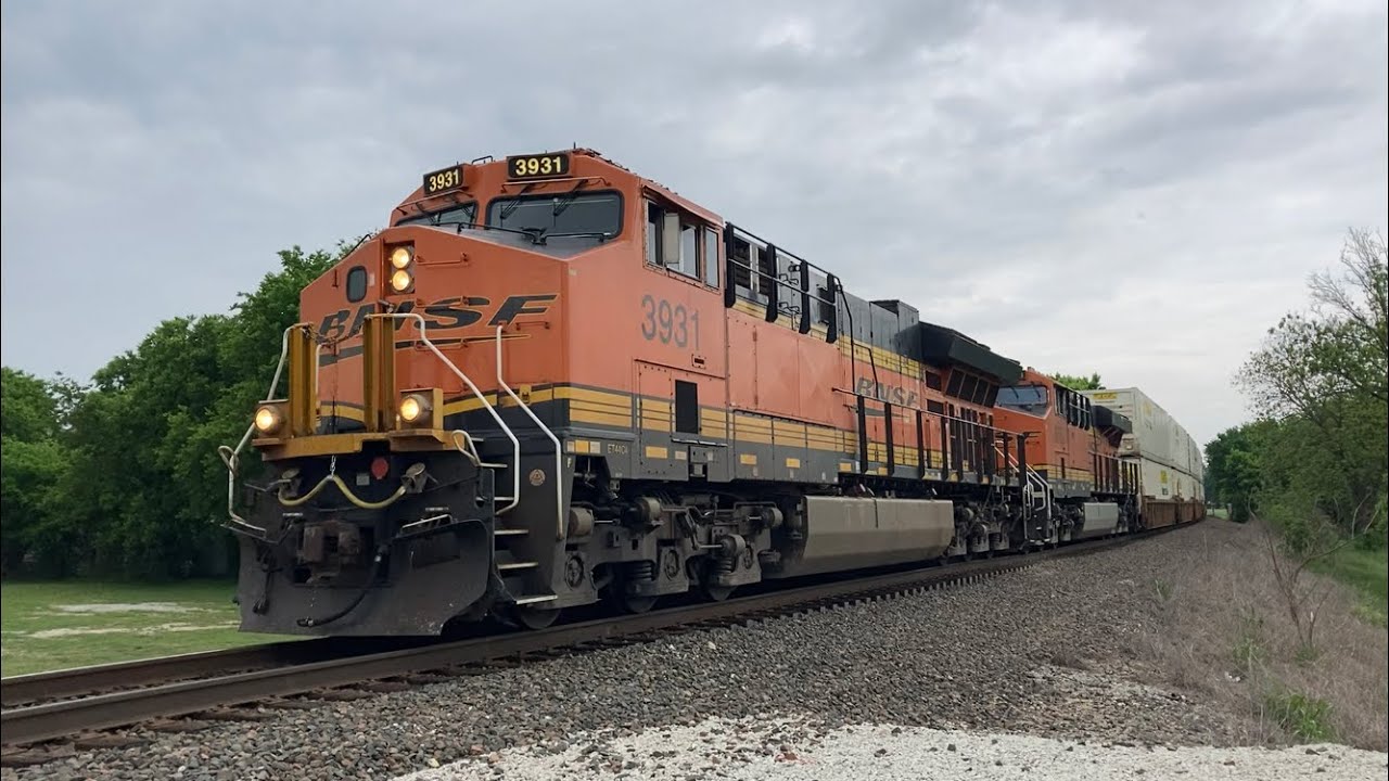 BNSF 3931 leads a southbound Q-CHIALT at Gainesville, TX (May 1, 2021) - YouTube