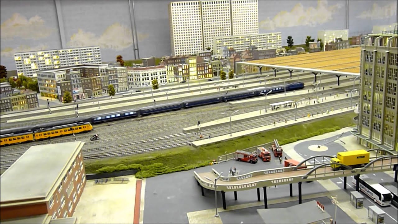 trein NS jaren 60, Berlijns Blauwe trein, 1100 met sliert rijtuigen ...