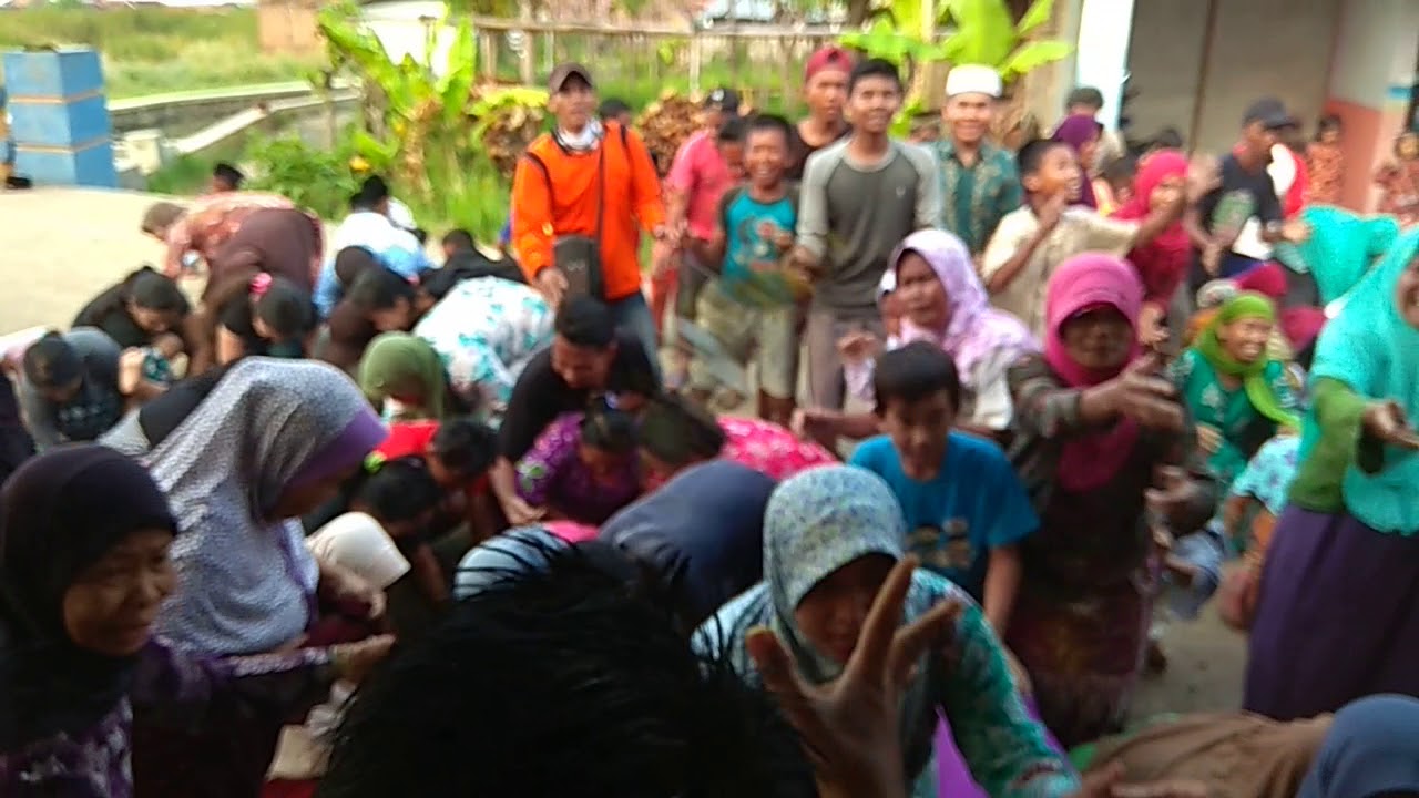 Udik udikan, sebar uang receh tradisi di Pekalongan - YouTube