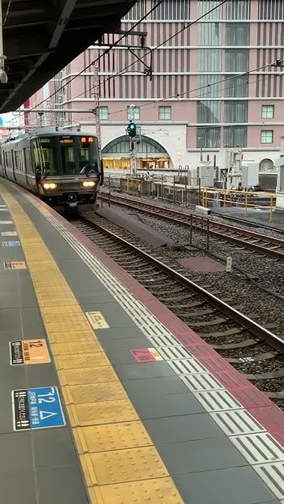 223系1000番台ミュージックホーン - YouTube