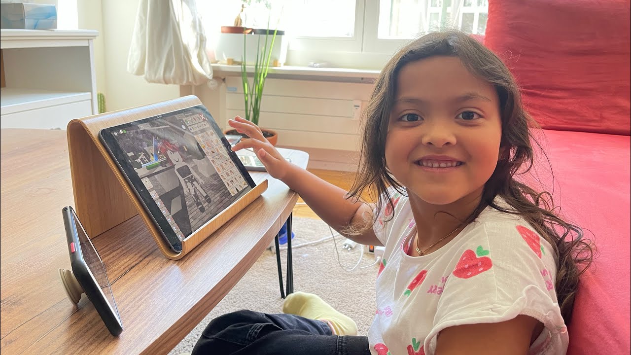 PLAY ROBLOX WITH SOFIA - YouTube