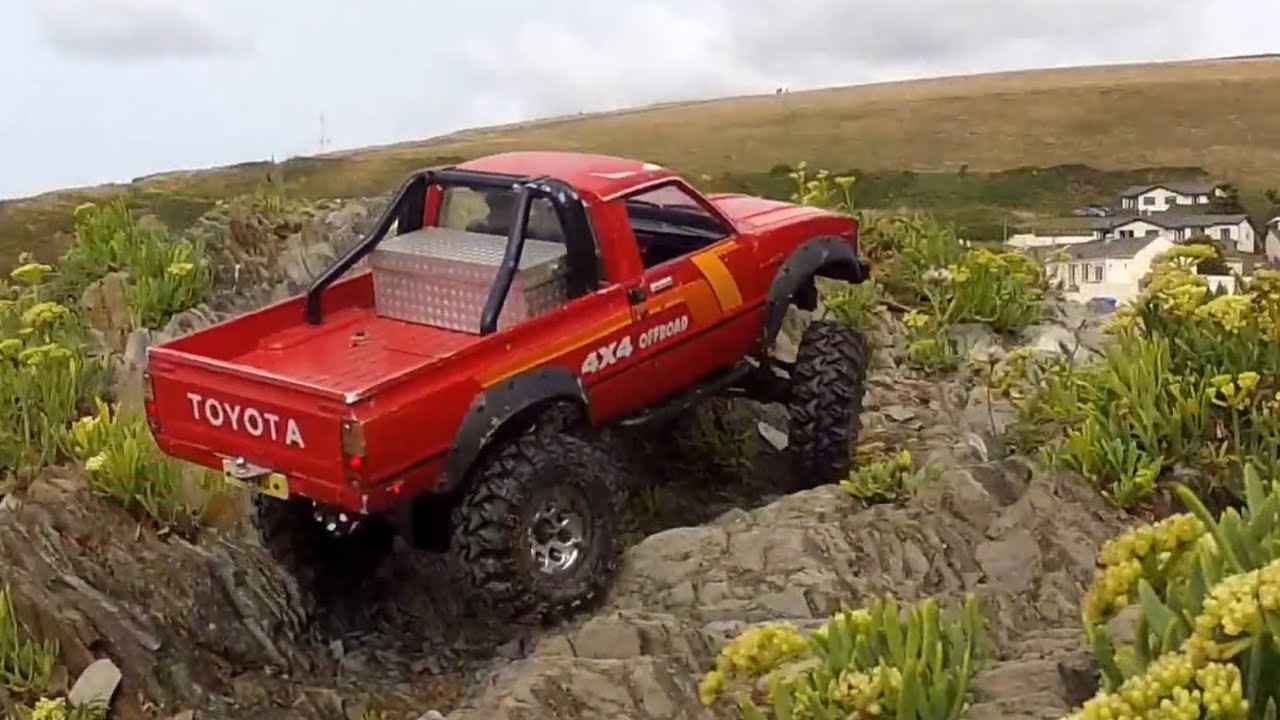 Axial SCX10 with Tamiya Hilux body video 2 - YouTube