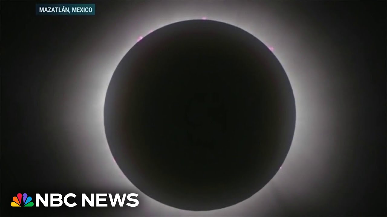 Watch: Solar eclipse reaches totality in Mazatlán, Mexico - YouTube