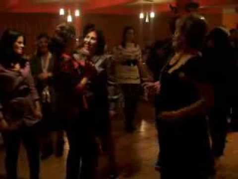 Dansatoare de manele provoaca babele la dans :)