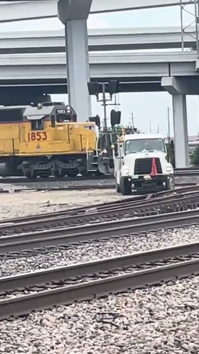 UP 1853 Leads a Powermove towards Tower 55 - YouTube