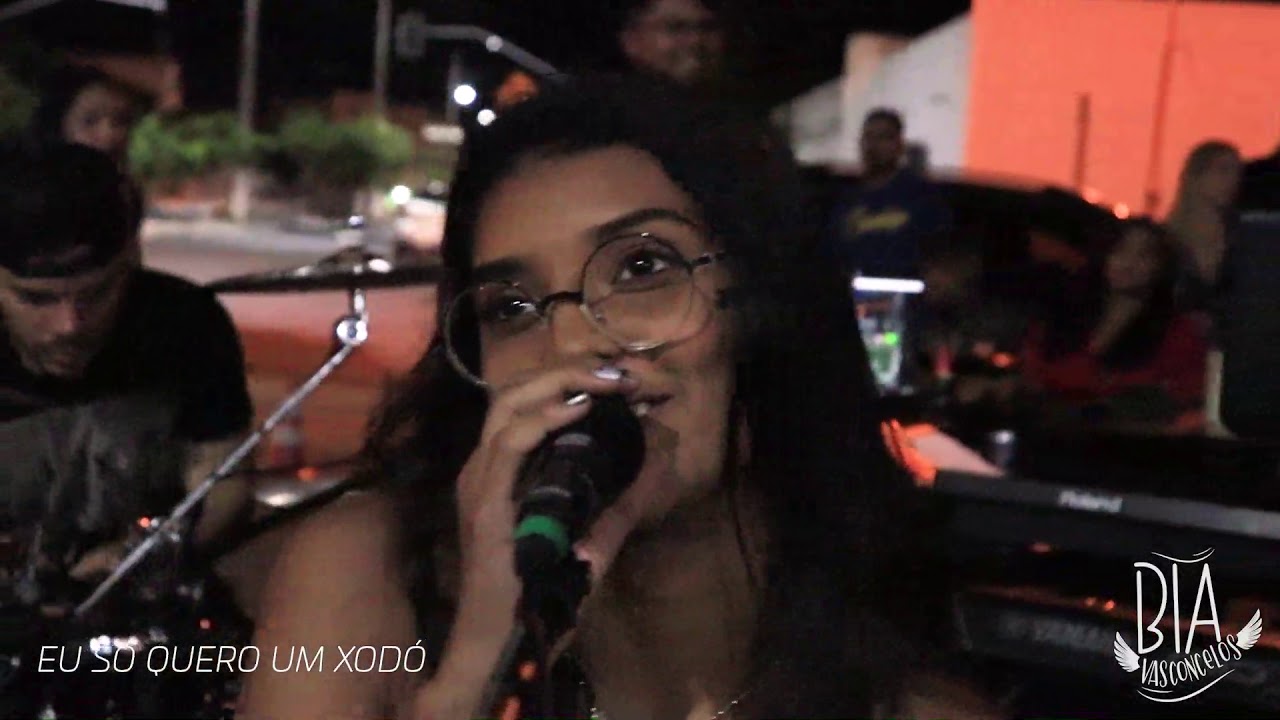 Bia Vasconcelos & banda | Eu só quero um xodó - YouTube