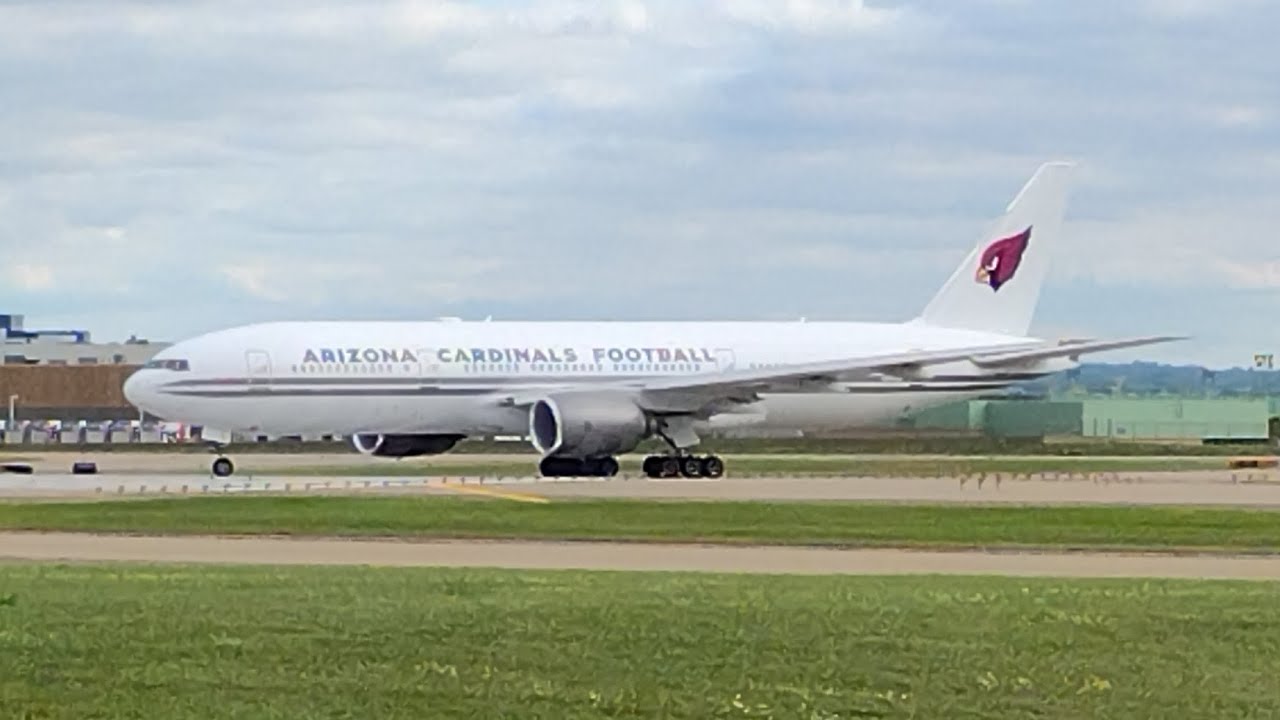 Arizona Cardinals (Gridiron Air) Boeing 777-232(ER) Takeoff from ...