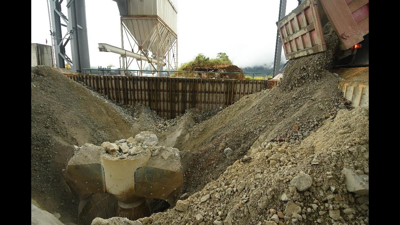 Primer proyecto minero industrial a gran escala empezó en Ecuador - YouTube