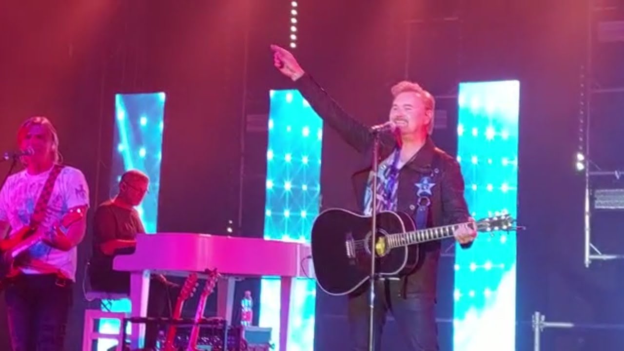 Nik P. mit "Der Sonne entgegen" beim Oktoberfest in Kemnitz am 2.10.22 ...