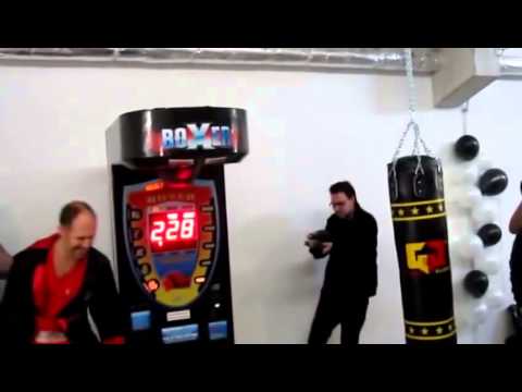 Gökhan Saki'den Yumruk Makinesine Tekme