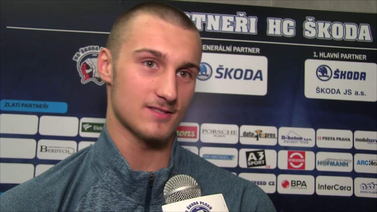Obránce Michal Houdek před zápasem v Zugu - YouTube