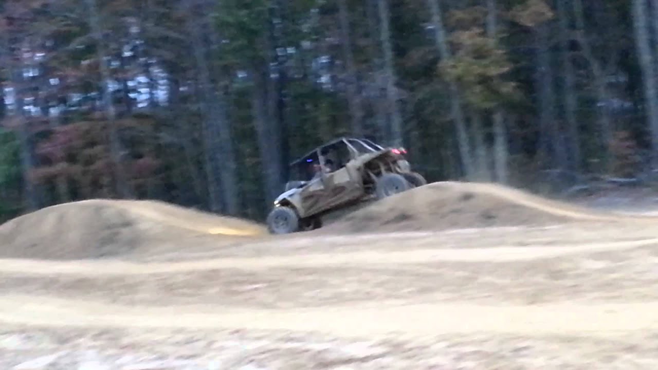 Polaris rzr 1000 Jumping - YouTube