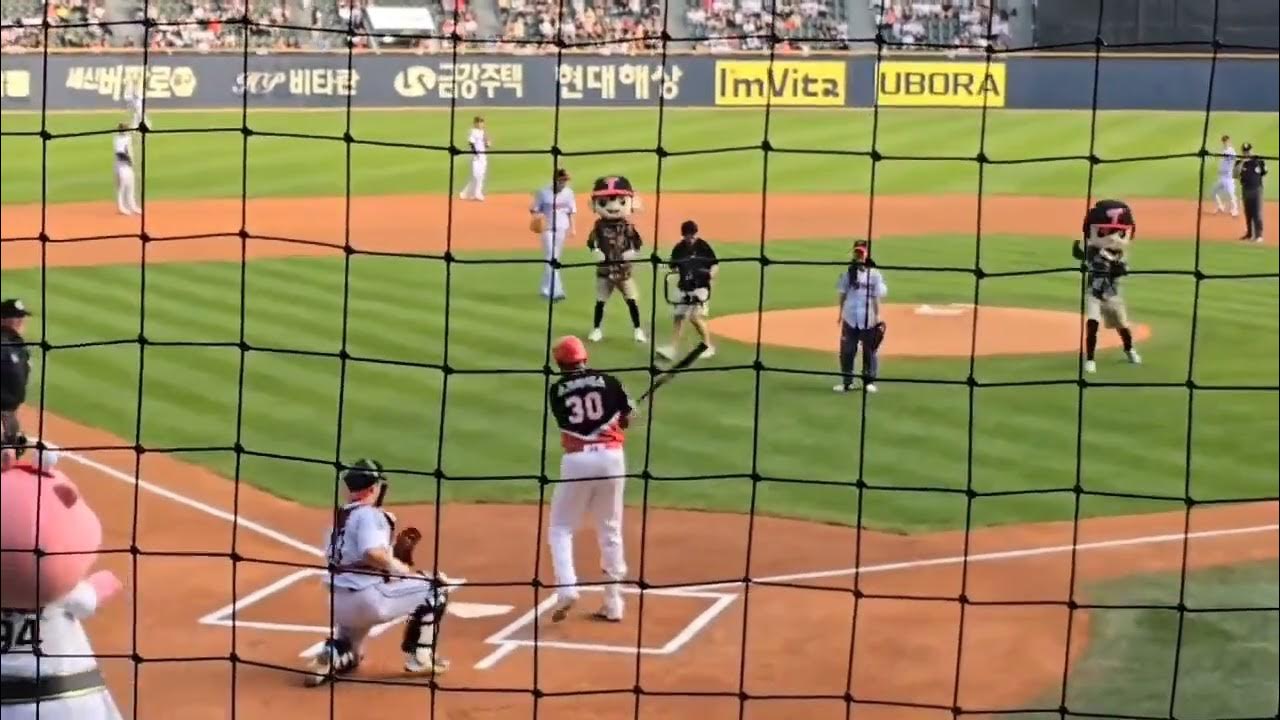 이주영선수시구#LG KiA 대결#경희대석사효자태권도 - YouTube