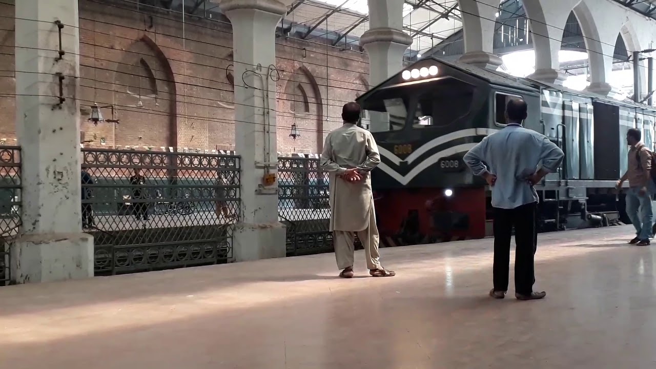 Jaffar Express Train Arrived At Lahore Station || 2017 || - YouTube