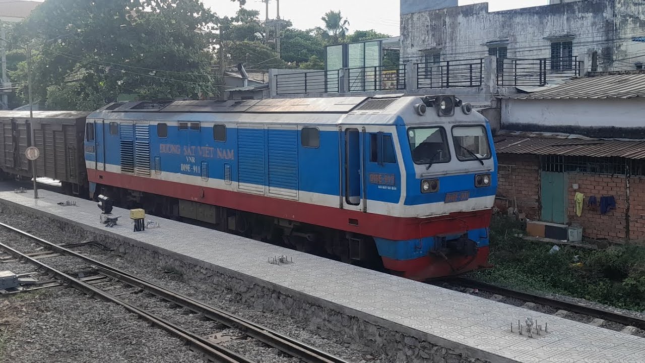 D19E-911 kéo tàu khách HSE6 vào ga Dĩ An (15:26-25/12/2024) - YouTube