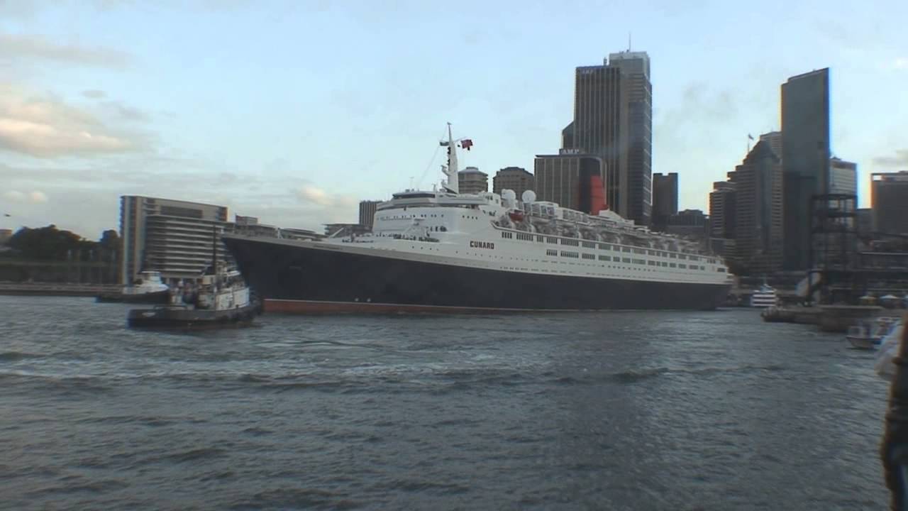 QE2 Leaving Sydney Harbour for the last time - YouTube
