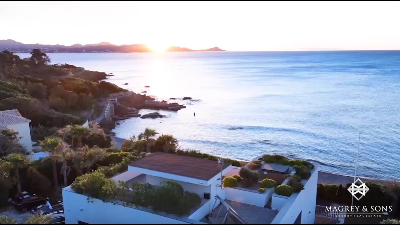 True Water's edge property - Newly-built luxury contemporary villa ...