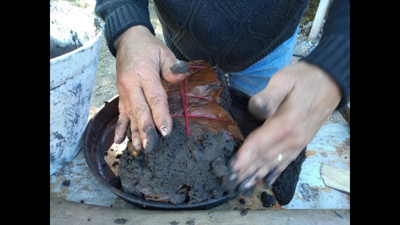 Pollo al barro en horno de barro - YouTube