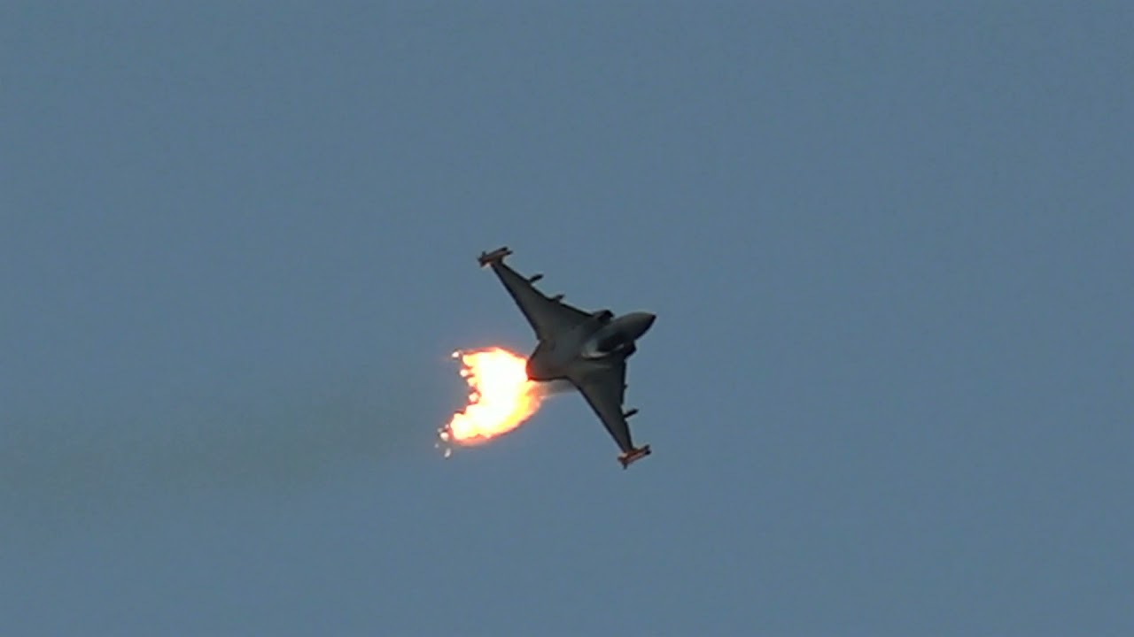 Sanicole Sunset Airshow - JAS 39 Gripen fuel dump burning - YouTube