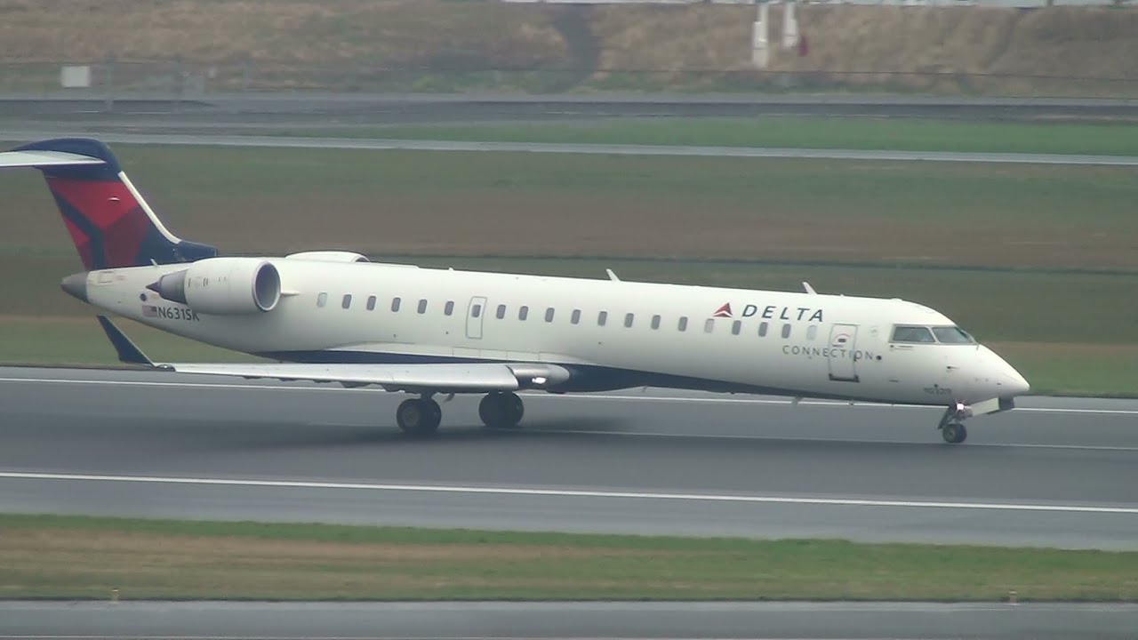 Delta Connection (SkyWest) CRJ-700 [N631SK] Takeoff Portland Airport ...