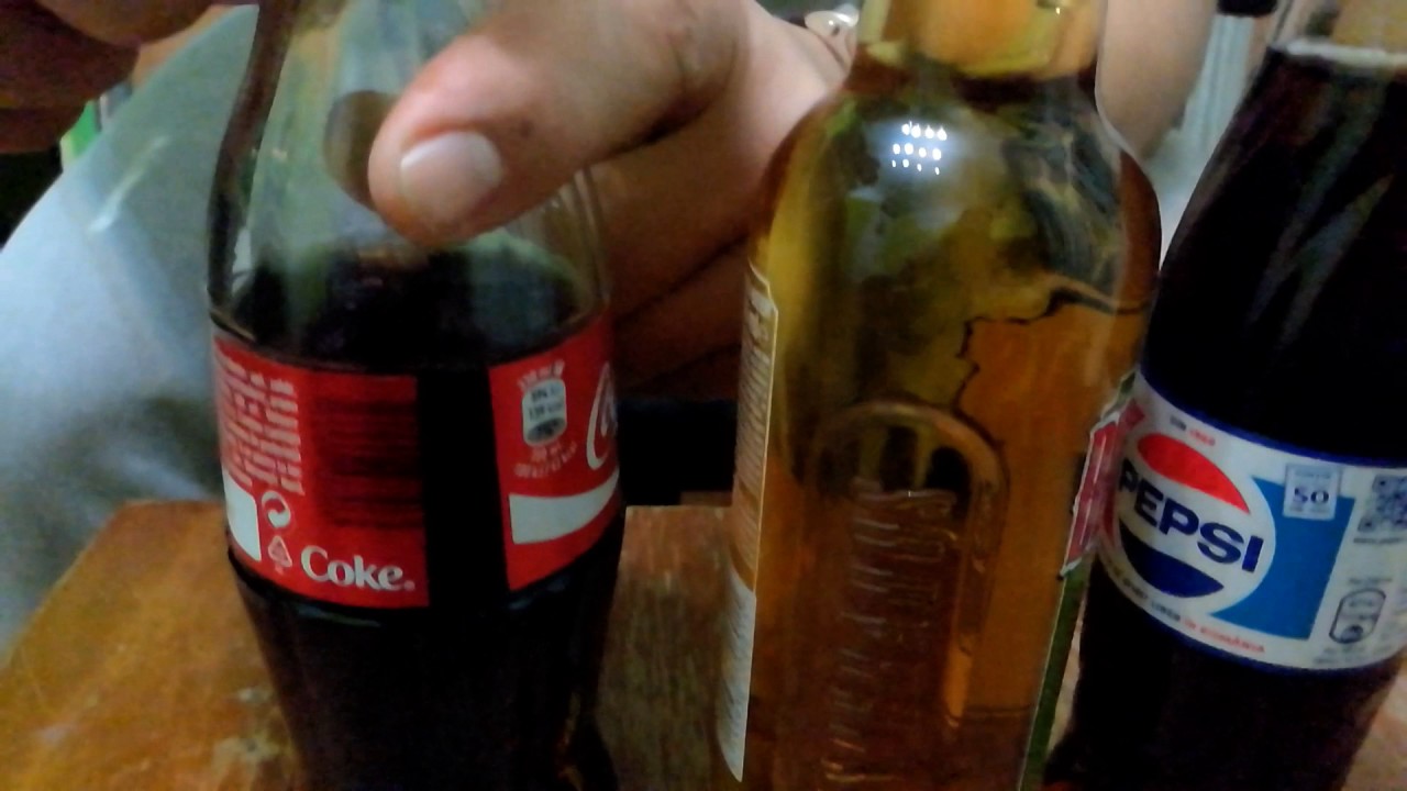 The simple way to open a coke. How quickly works the Bottle Opener of ...