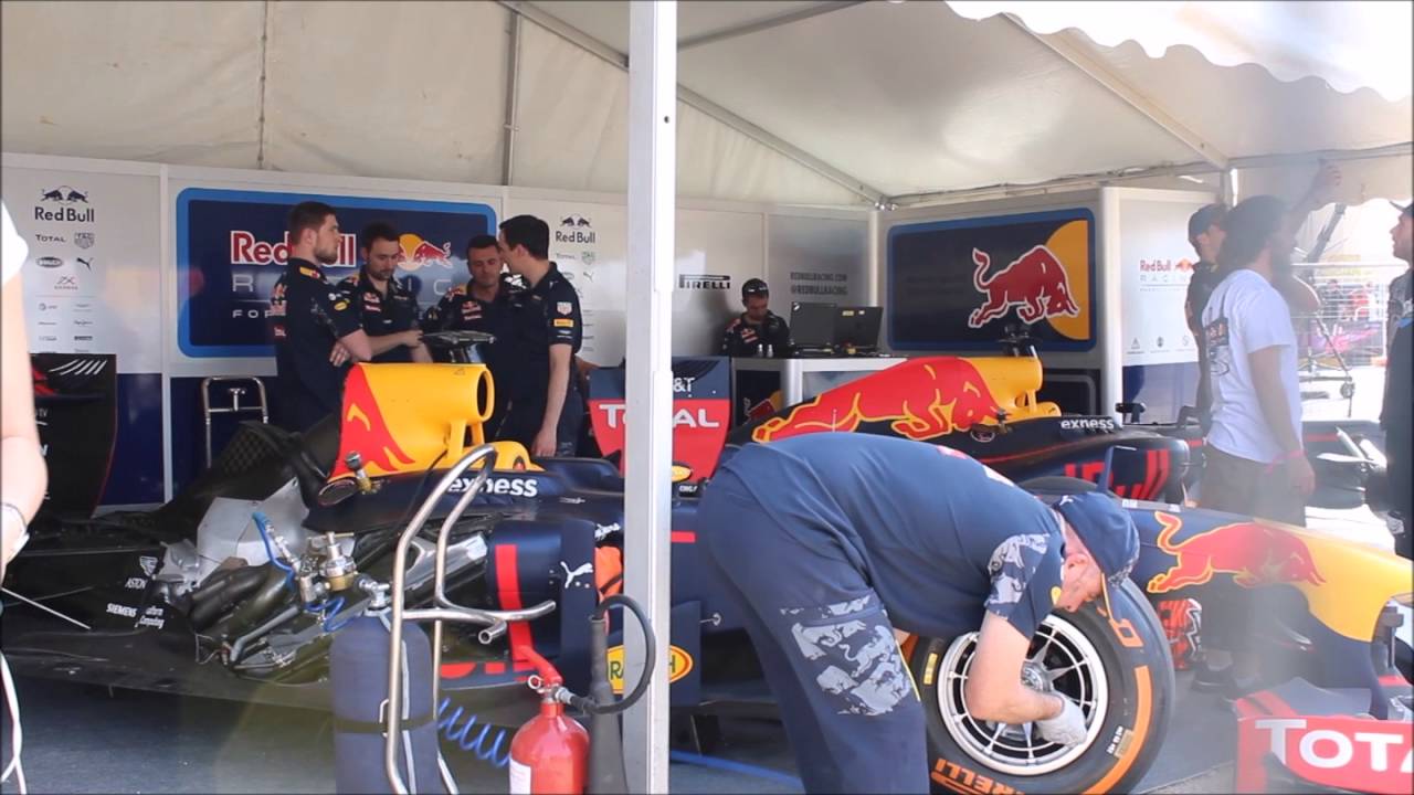 Red Bull F1 show run Jordan 2016 - YouTube