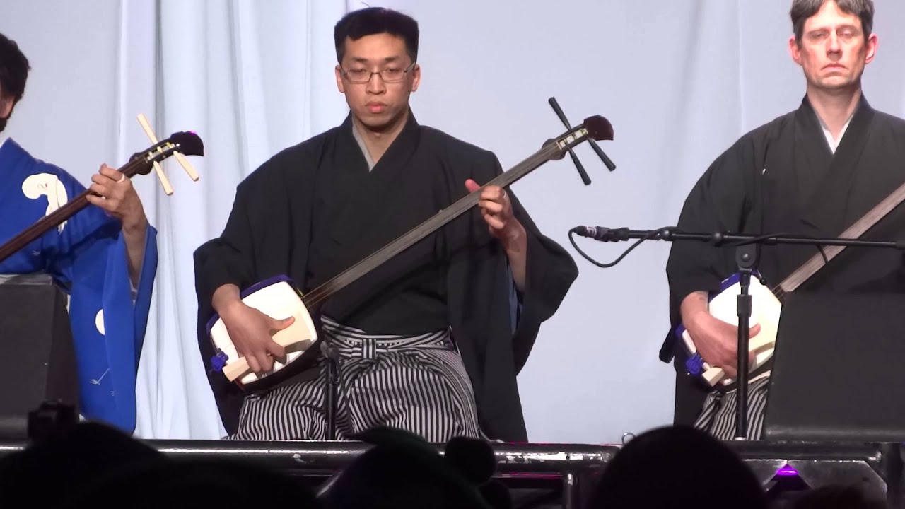 Playing Traditional Japanese Instruments (shamisen) - YouTube