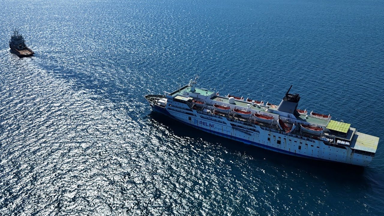 KM. Umsini ditarik oleh MV. Transko Moloko Menuju PT. PAL Surabaya🛥️⚓ ...